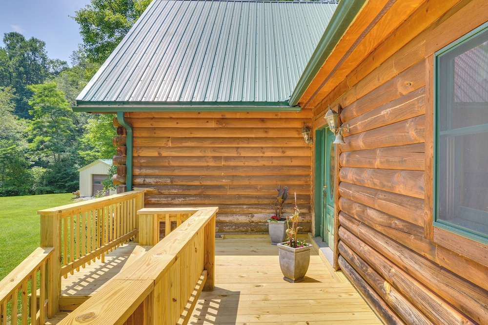 Serene Valley Bend Cabin Rental: 7 Private Acres! - Kumbrabow State Forest, Huttonsville