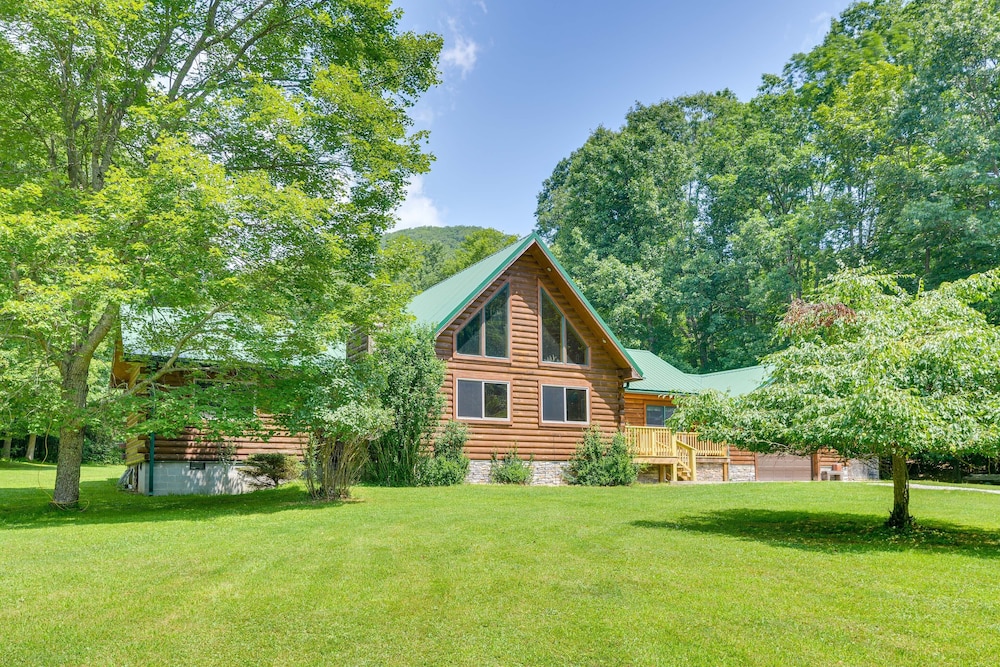 Serene Valley Bend Cabin Rental: 7 Private Acres! - Kumbrabow State Forest, Huttonsville