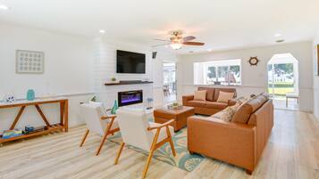 Casa (3 Bedrooms) | Sala de estar | Televisor