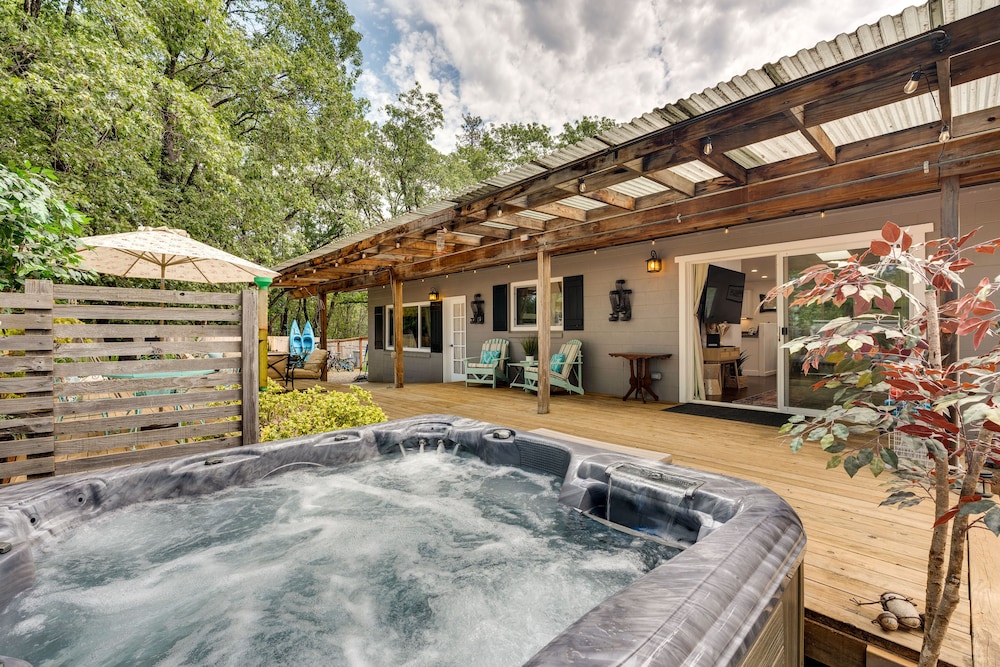 Modern Meadow Vista Vacation Home W/ Spacious Deck - Lake of the Pines, CA