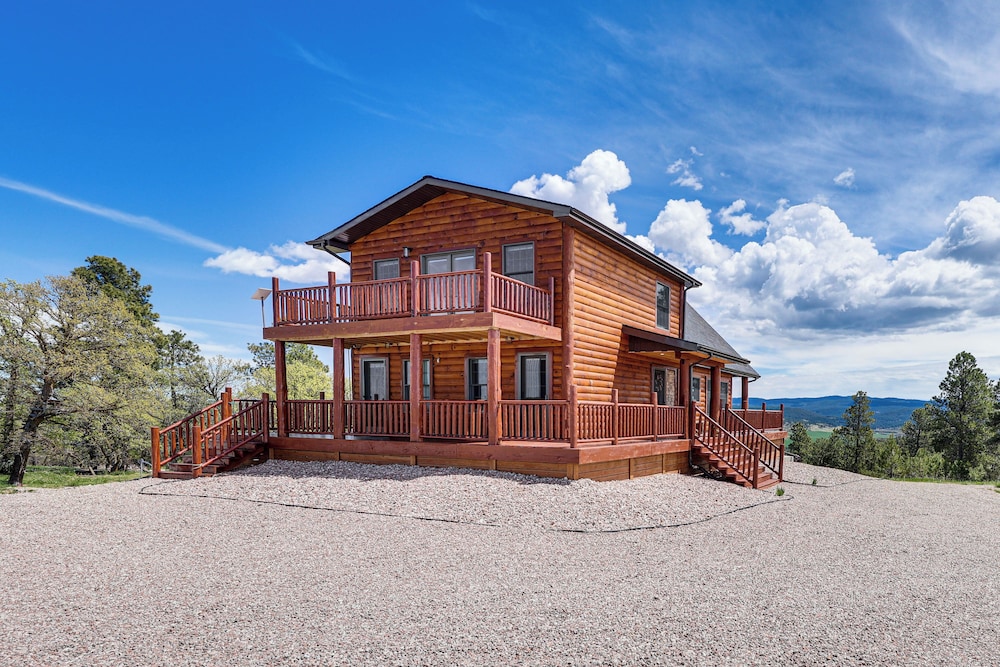 Peaceful Wyoming Cabin W/ Spacious Deck & Wet Bar! - Devils Tower, WY
