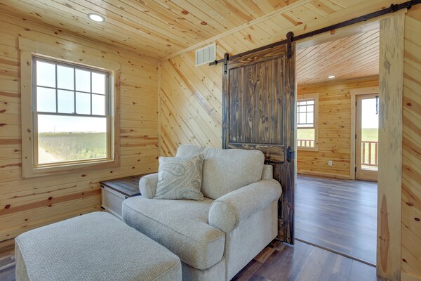 Peaceful Wyoming Cabin W/ Spacious Deck & Wet Bar! - Keyhole State Park, Moorcroft