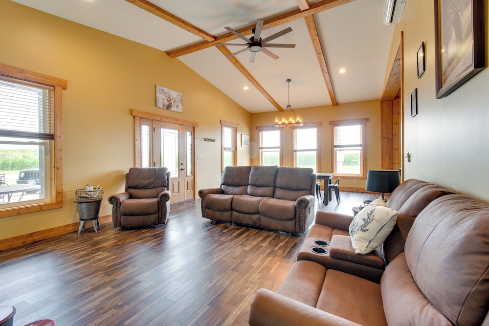 Tranquil La Prairie Retreat W/ Patio & Fireplace! - Illinois