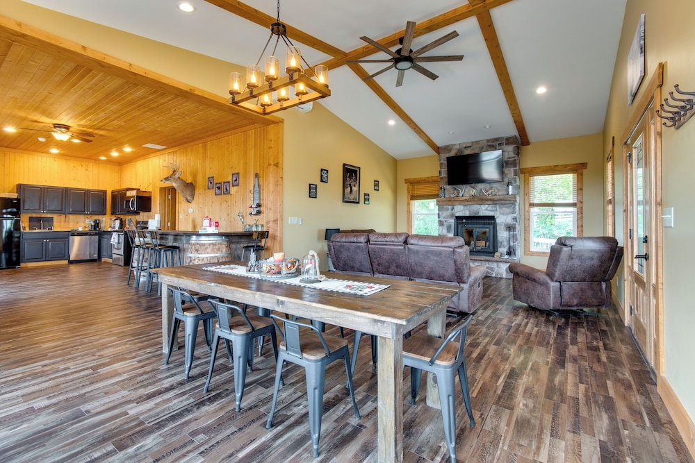 Tranquil La Prairie Retreat W/ Patio & Fireplace! - Illinois