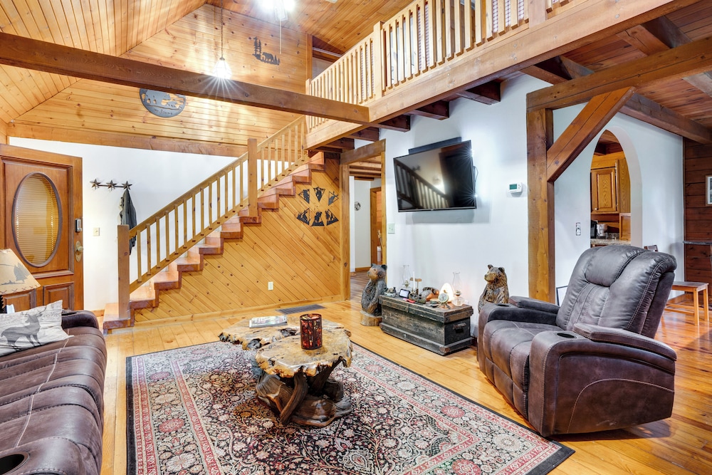 Orleans Retreat W/ Private Hot Tub & Fireplace! - Spring Mill State Park, Mitchell