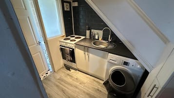 Um frigorífico, um micro-ondas, um forno, uma placa de cozinha
