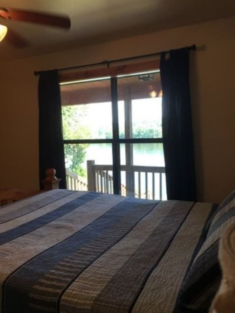 Beautiful Secluded Cabin On The White River - Calico Rock, AR