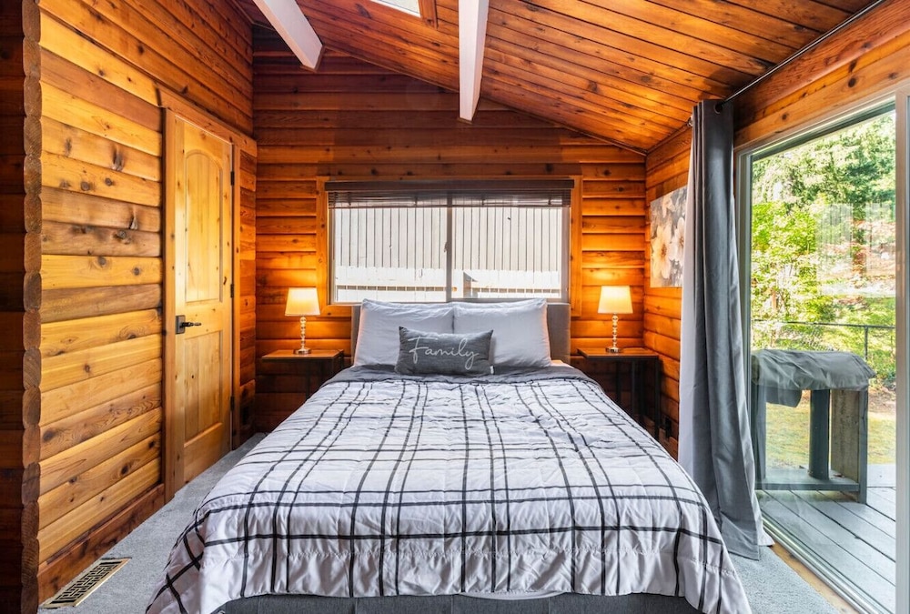 Charming Lakefront Log Cabin - Snoqualmie, WA