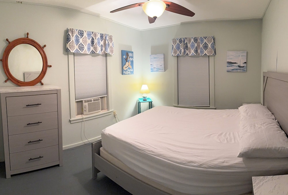 Four Bedrooms, Sleeps Eight Comfortably - Hampton Beach, NH