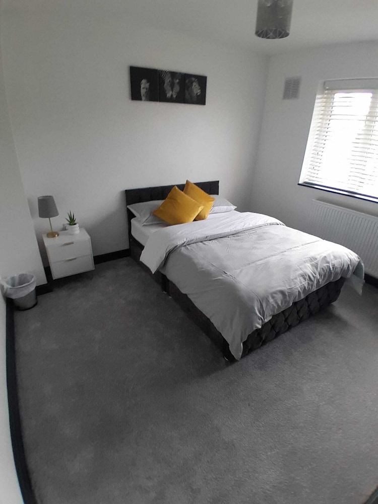 5 Bedroom 2.5 Bathroom 2 Car Driveway - Birmingham