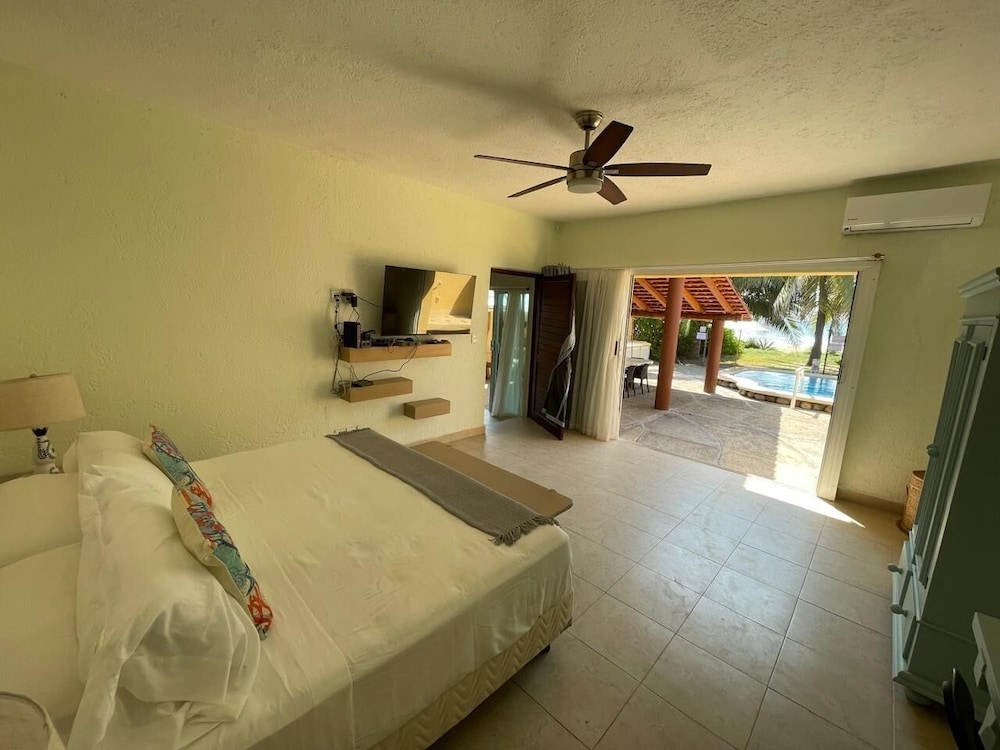 Casa Mana: Playa Blanca beachfront home w/private pool and outdoor ...