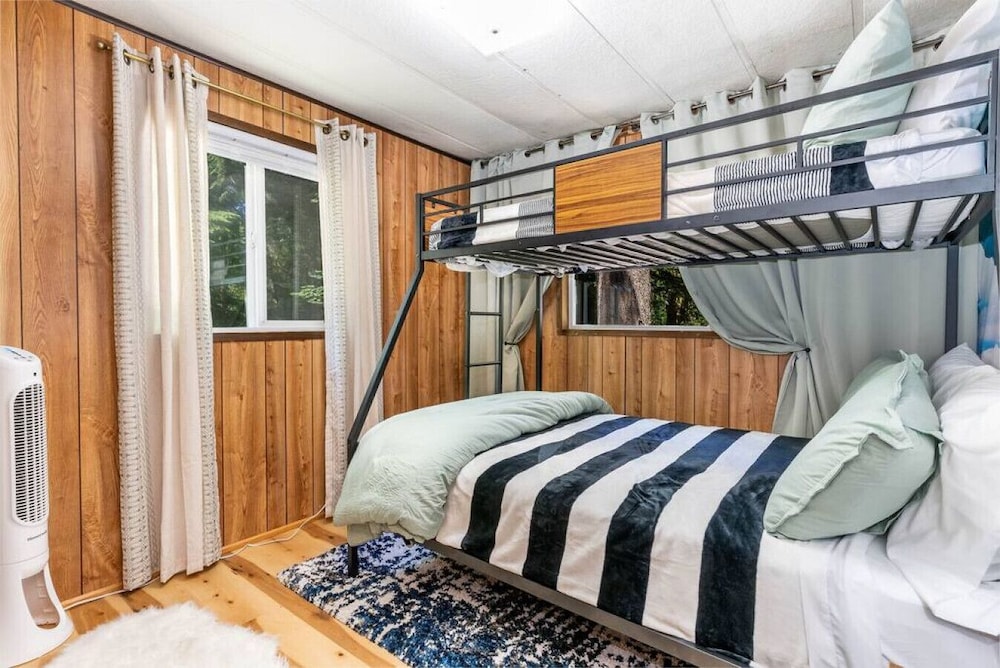 Private Cabin - HOT TUB, A/C, EV charger near Mt Rainier, Ashford WA - Ashford | Vrbo