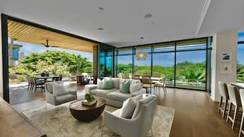 Apartamento, 3 quartos | Área de estar | Smart TV