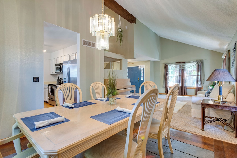 Spacious Aurora Retreat W/ Game Room + Hot Tub! - Denver, CO