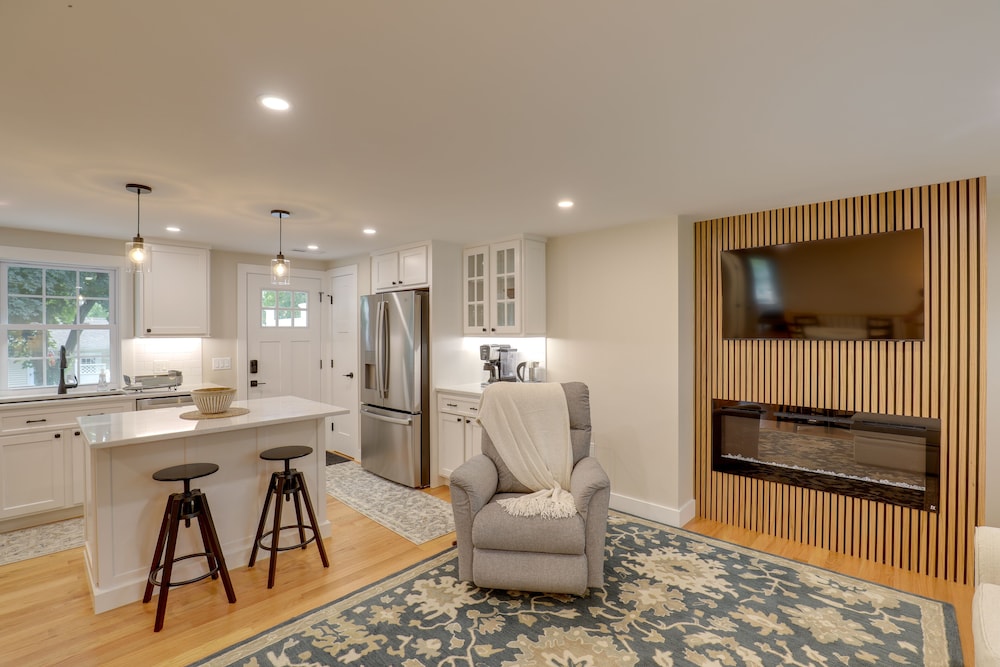 Beautiful 3 Br Home W/ Workspace: 20 Min To Boston - Bedford, MA
