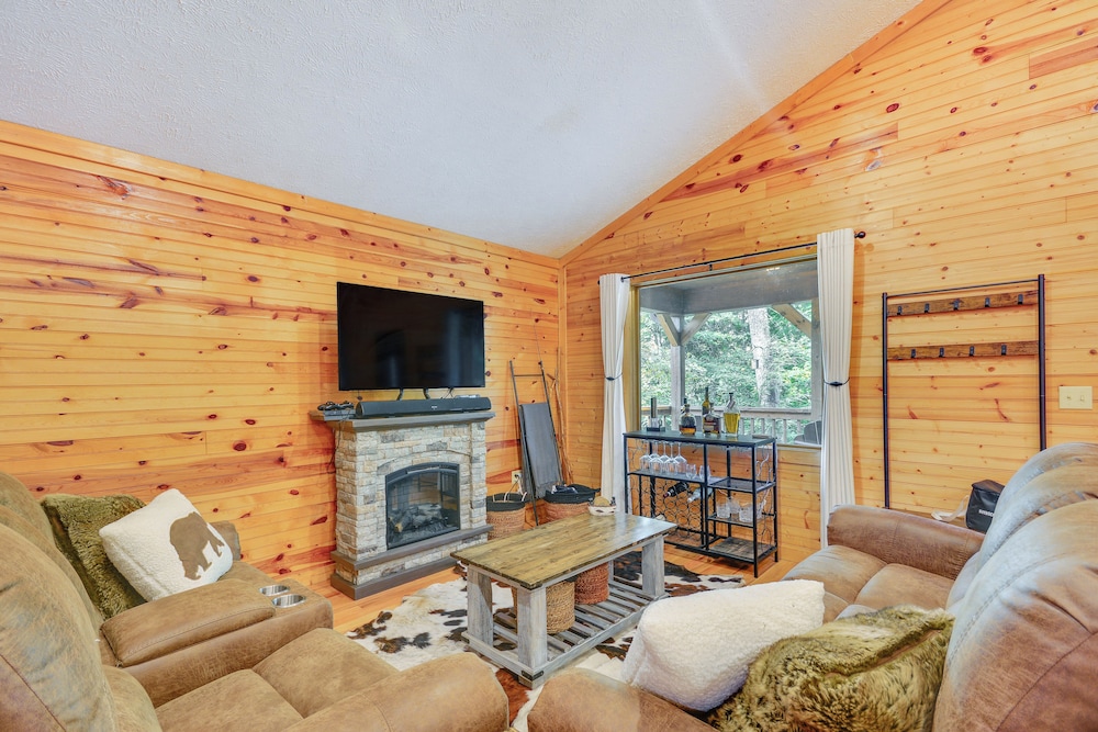 Mtn View + Fire Pit: Pet-friendly Woodlawn Cabin! - Galax, VA