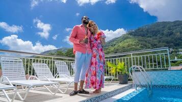 Piscina externa, funciona das 6h às 20h, espreguiçadeiras