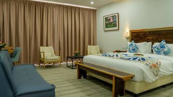 Quarto casal luxo | Cofres nos quartos, escrivaninha, espaço de trabalho para notebook