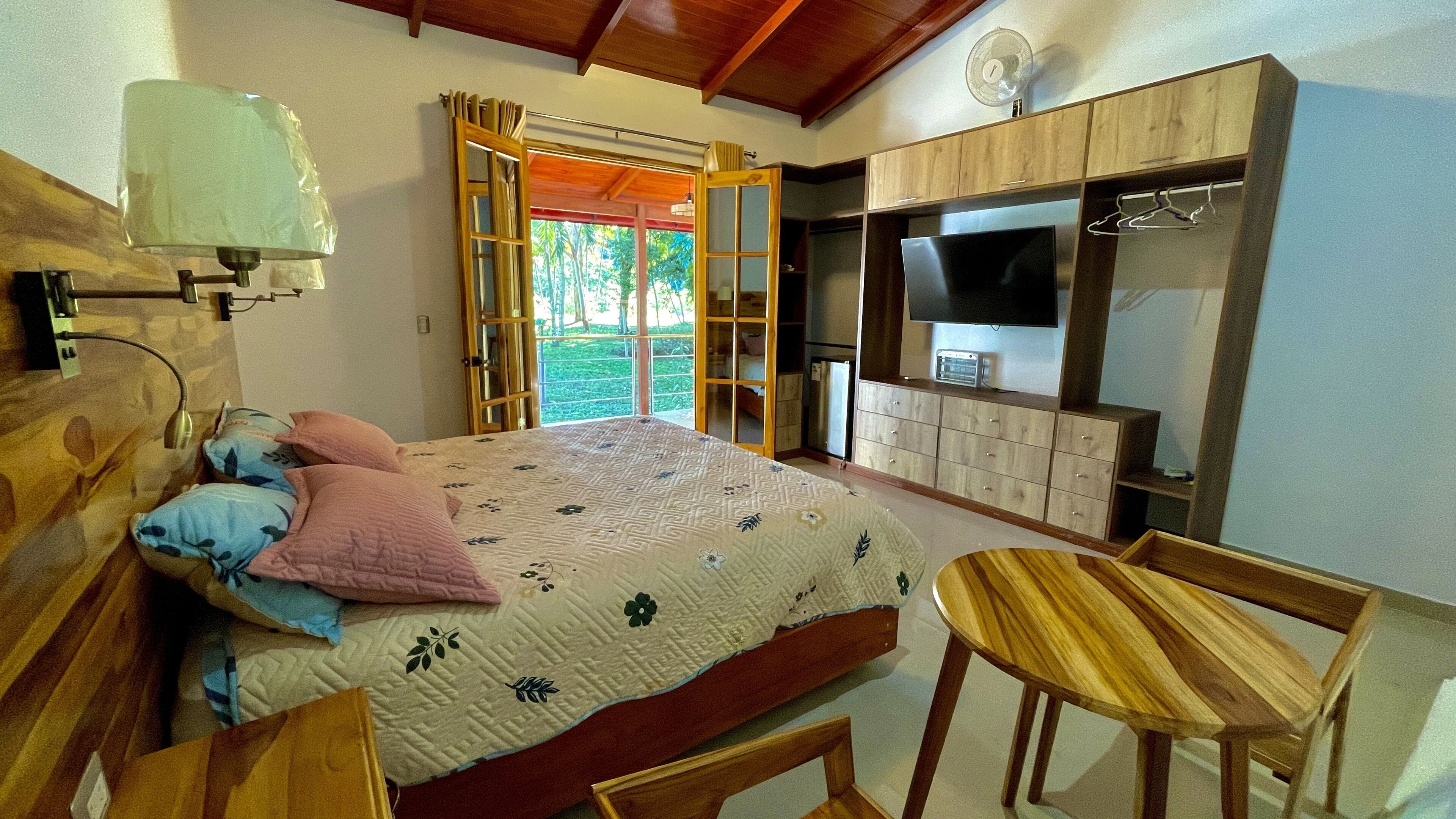 Quarto casal panorâmico | Edredons de pluma, frigobar, escrivaninha