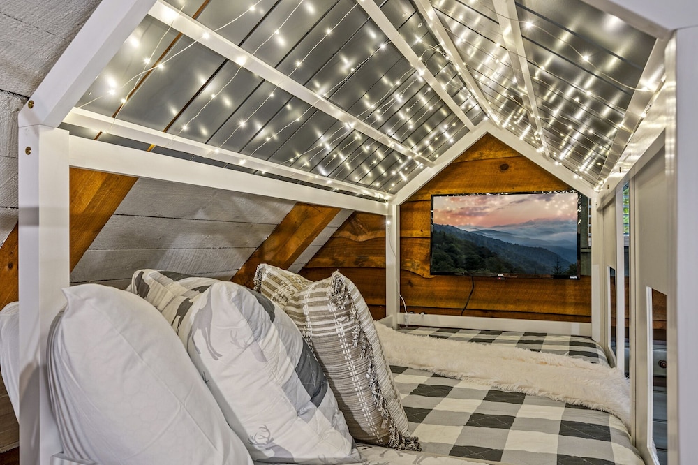 5% Snr/Mltry Dscnt, Kids Loft, Theater, HotTub, XBox, King Bed - Blount County | Vrbo