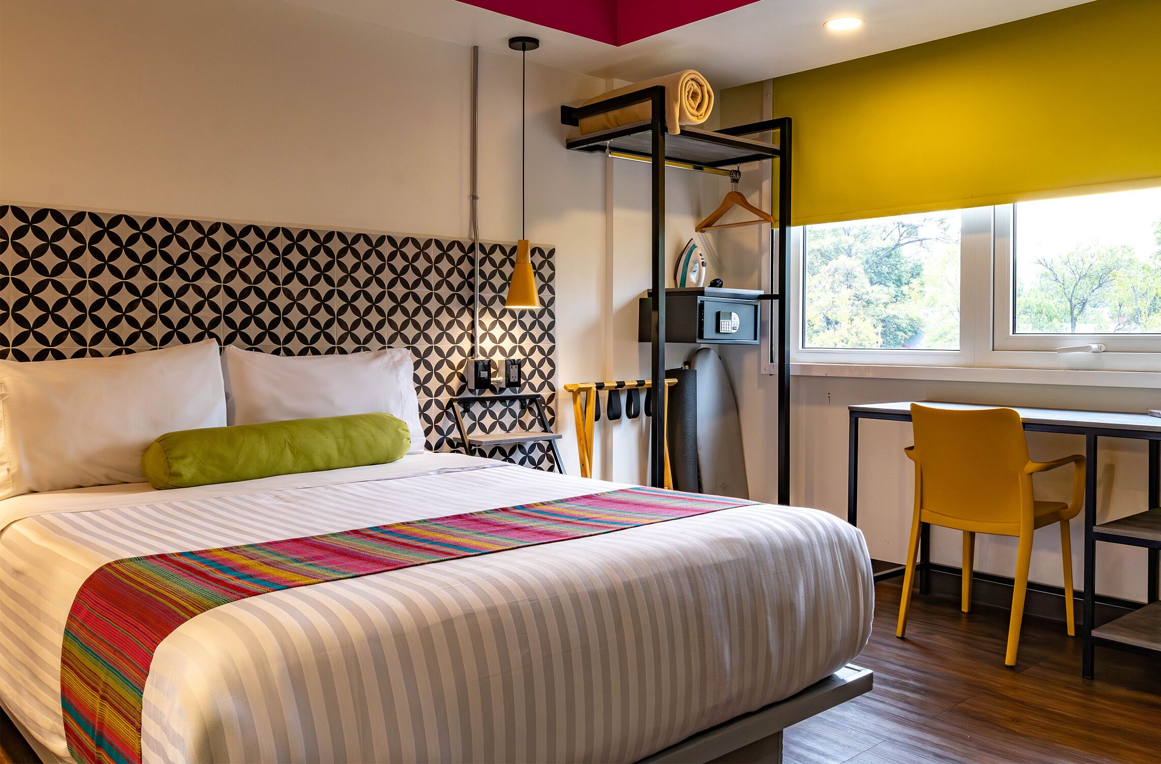 Suite, 1 cama queen-size, não fumadores | Minibar, cofre no quarto, com decoração personalizada 