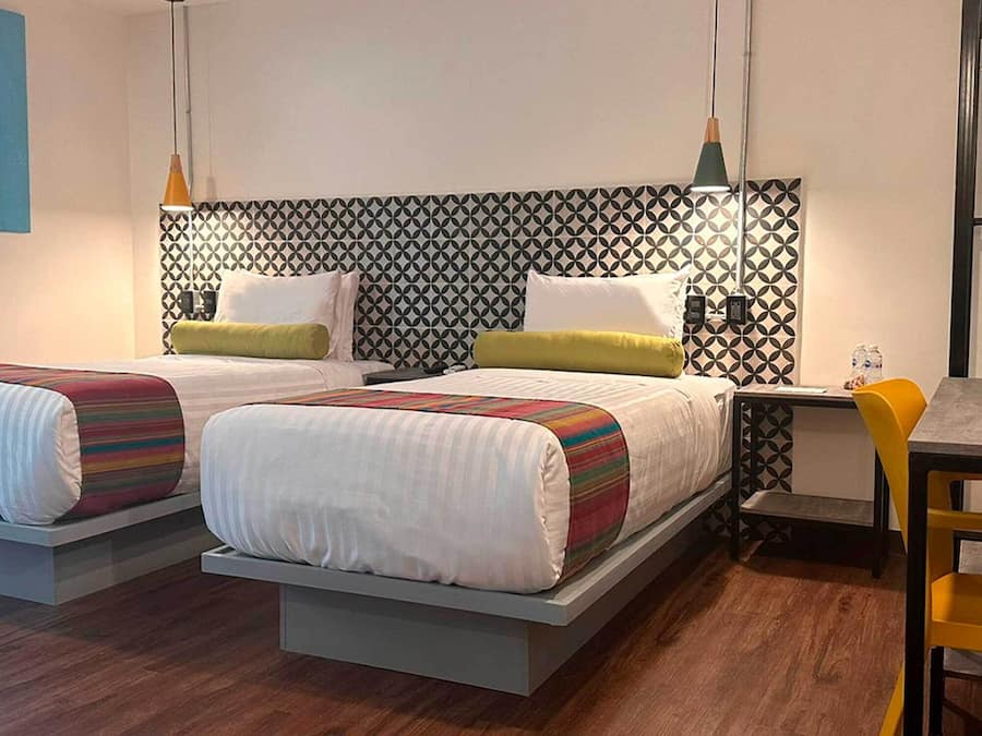 Suite-Estúdio Familiar | Minibar, cofre no quarto, secretária