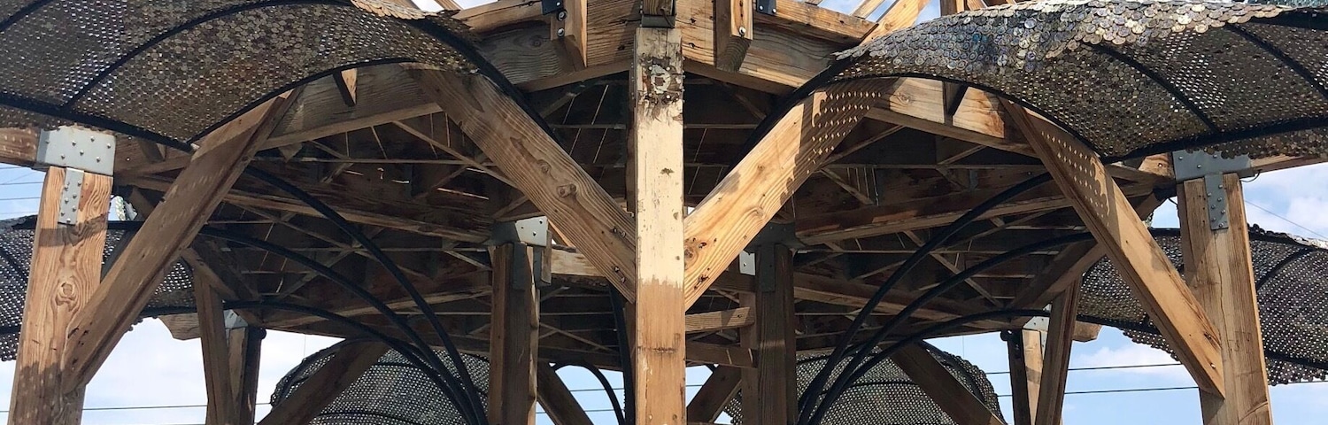Made of reclaimed wood, steel and 75,000 flattened bottle caps obtained from over 50 bars around the world, this is the bottlecap gazebo.