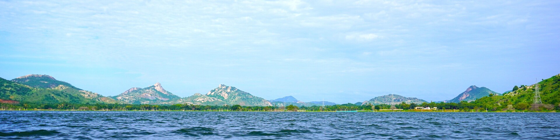 Um lago com montanhas ao fundo.