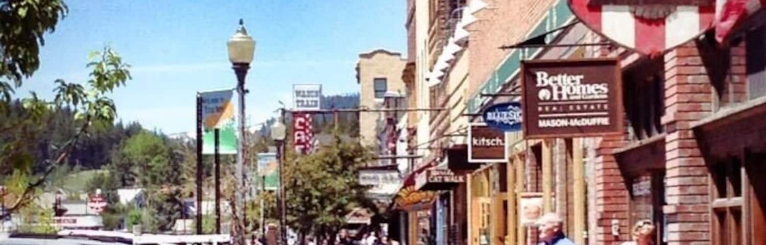 #OnTheRoad from Reno to Lake Tahoe, it felt like we stepped back in time at this charming little one horse town. Stopped for a coffee and a look around the free Truckee Railroad Museum! Lots of shops and restaurants to choose from.
#OnTheRoad #Truckee #California #RoadTrip #summer