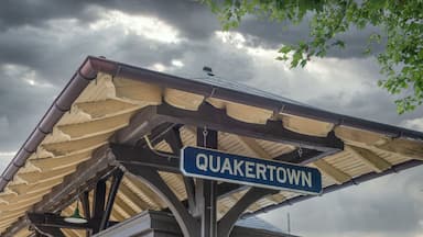 Um telhado desgastado com um letreiro 'QUAKERTOWN'.