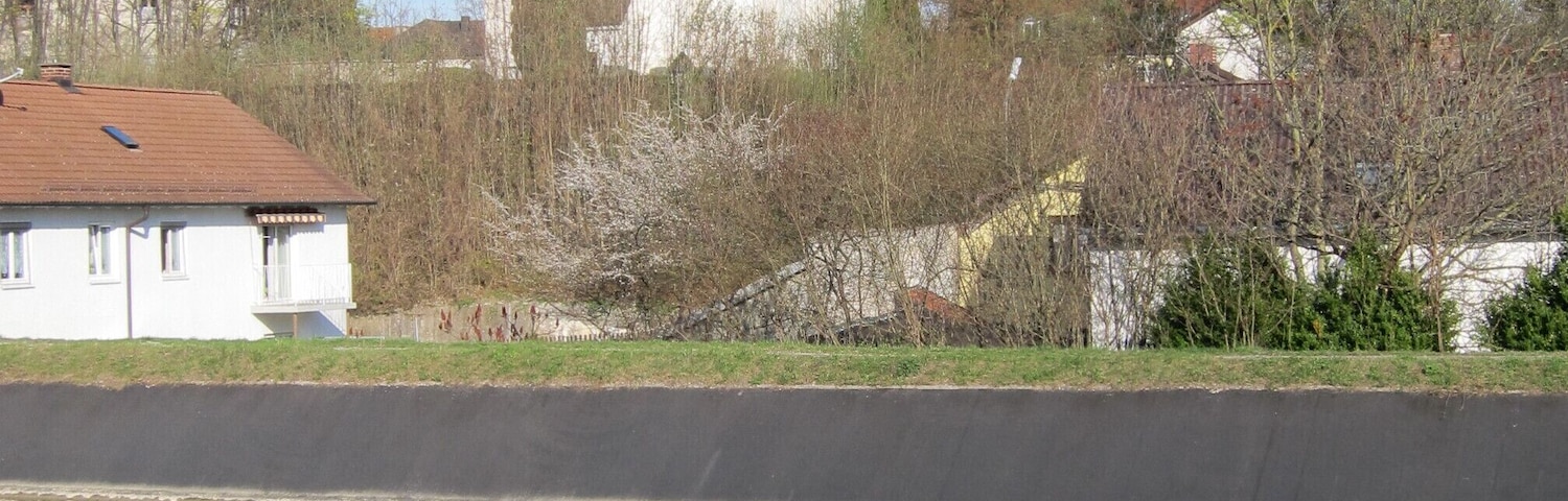 Blick über den Mittlere-Isar-Kanal auf die Kirche St. Valentin in Unterföhring