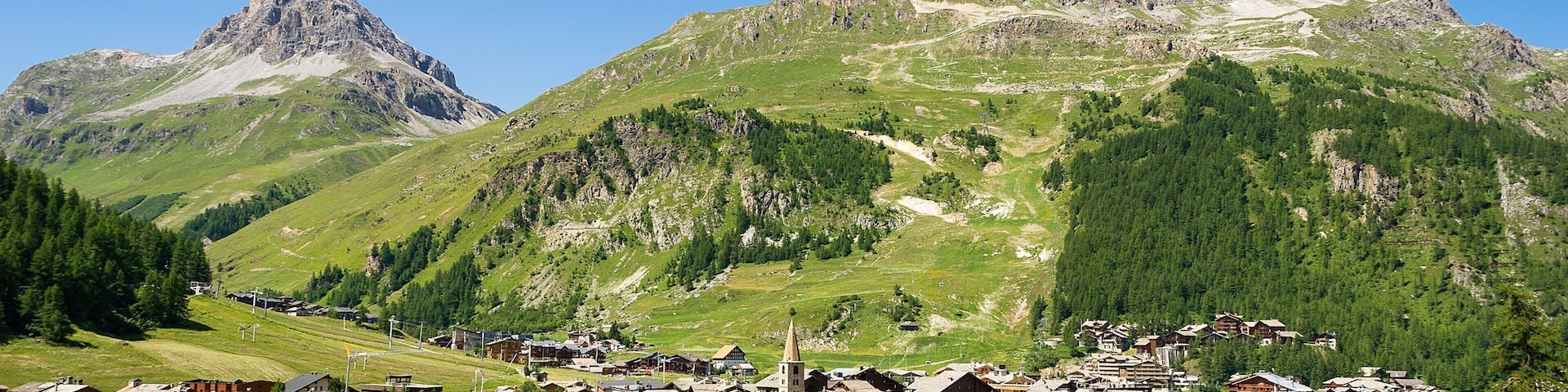 Val-d\'Isere showing a small town or village and mountains