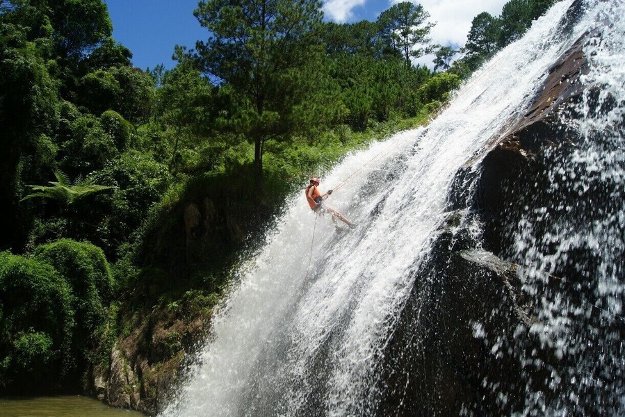 A wonderful little city in Vietnam: Da Lat.
Da Lat is a place for adventure! Canyoning it is!
Da Lat is a little town with a gorgeous market. You can a trip with the easy riders or visit waterfalls. You can also go canyoning.
I absolute loved doing this! If I have to recommend 3 places in VN this will be in it!
#outdoor #vietnam #waterlust #weekendgetaway
