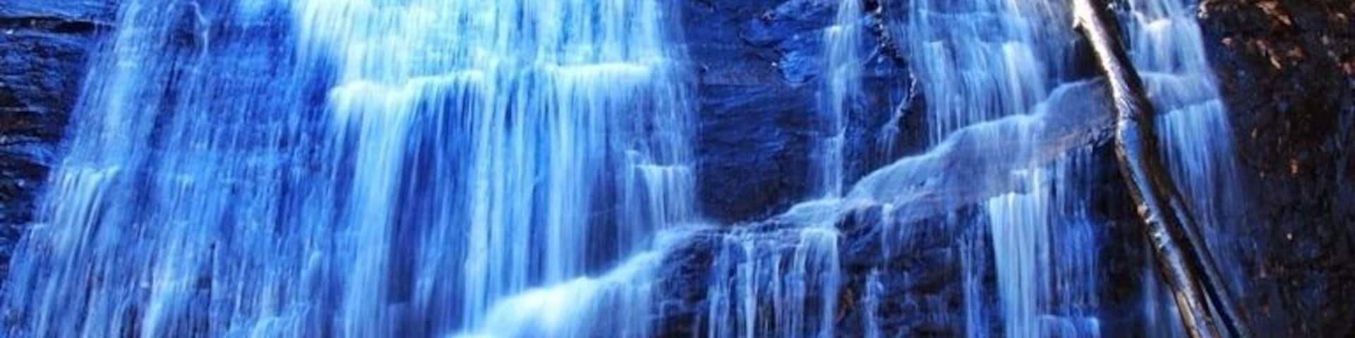 It's a hard to find Helton creek. It's a well kept secret. When you are 129 going up the mountain after Vogule State Park the road widens for passing, after the first big turn there is a road on the left with a small sign, Helton Creek falls. That's it. Just take that road, then take the dirt road it turns into, then you are there after a mile or two.