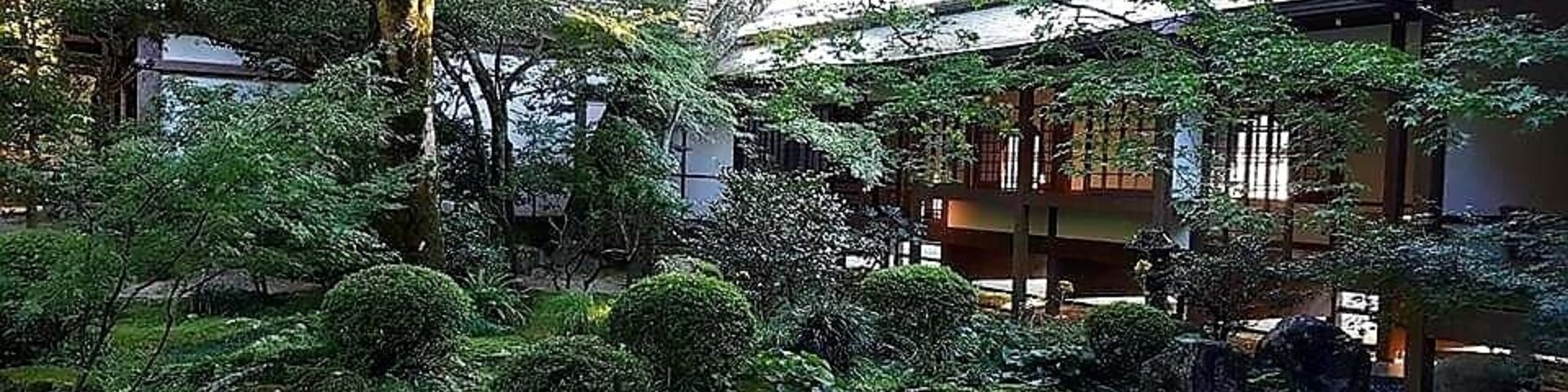 Sanzenin is a temple located in Ohara village, one hour drive from Kyoto. The main attraction of this temple is the moss garden with its numerous stone statues peeking out from the ground. If you are looking for a serene atmosphere, this is the place to be 🌸