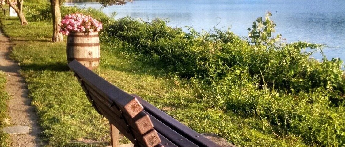 Good walking loop, busy on weekends.