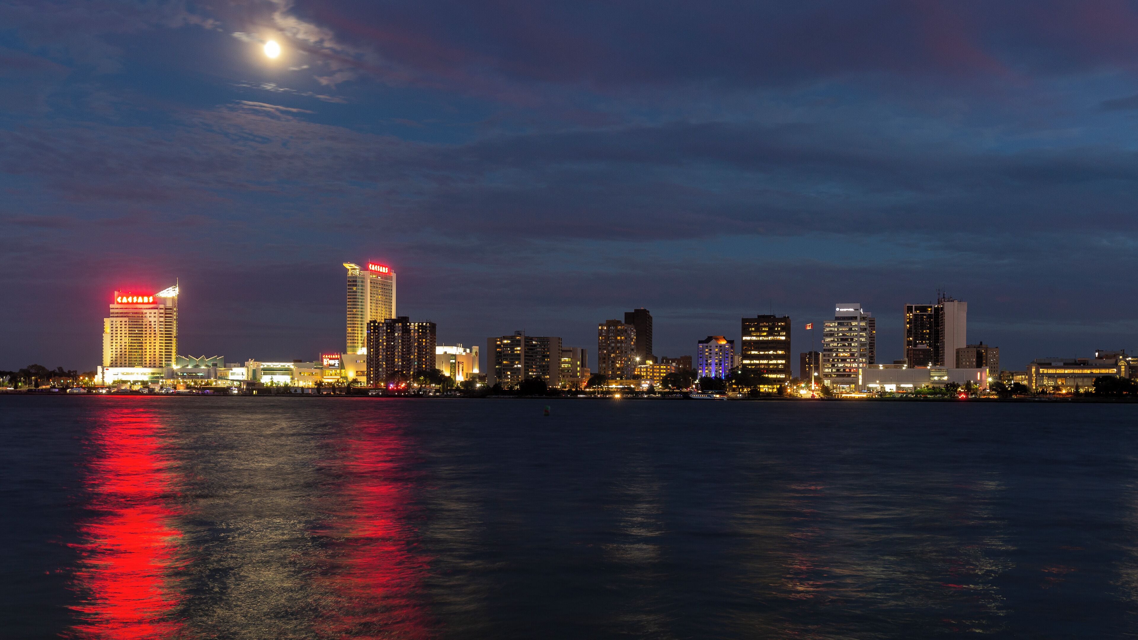 Photographing Canada from the U.S, I had to find a way to spend some time during my layover in Detroit, so I went for a walk along the Riverwalk and found a great spot to set up my tripod and take a photo of Windsor's skyline from Detroit. The Moon was out and the colours were just great. 
#cityscape #skyline #cities
