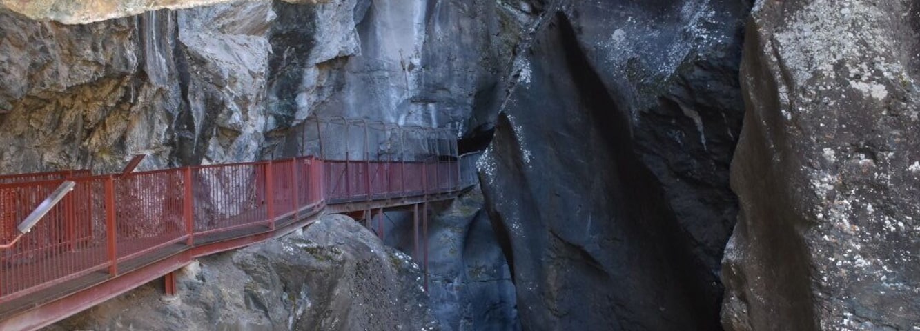 Such a great place to start your trails with an easy step up to a beautiful fall. Very short and leads to a second trail around the town.