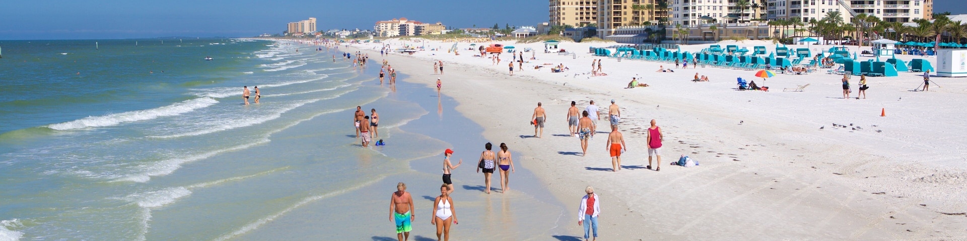 Clearwater Beach caracterizando uma praia de areia e uma cidade litorânea