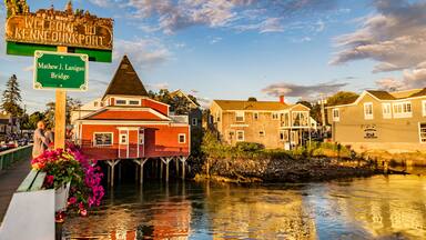 Uma cidade à beira-mar com uma placa que diz 'Bem-vindos a Kennebecport' e 'Ponte Mathew J. Lanigan'.