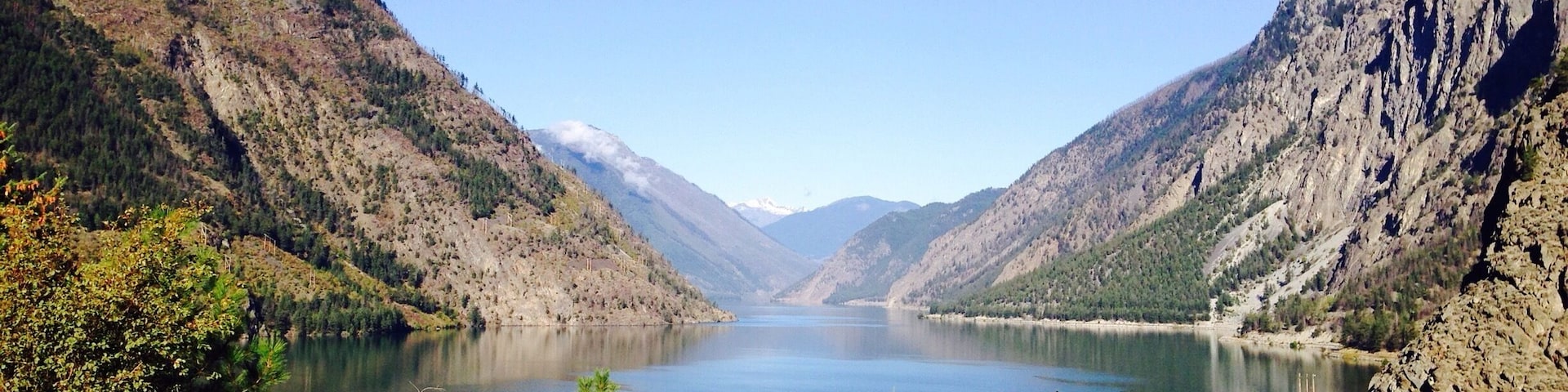 Um lago rodeado por montanhas.