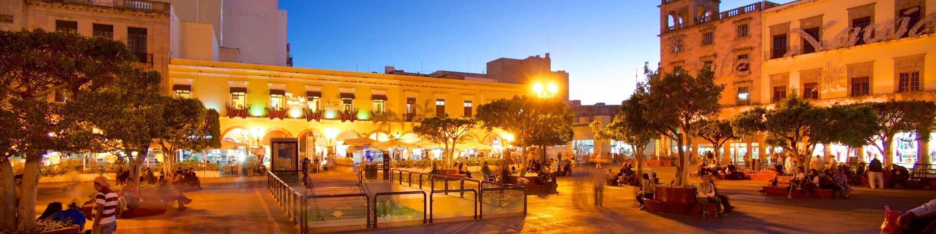 México que inclui uma praça ou plaza e cenas noturnas
