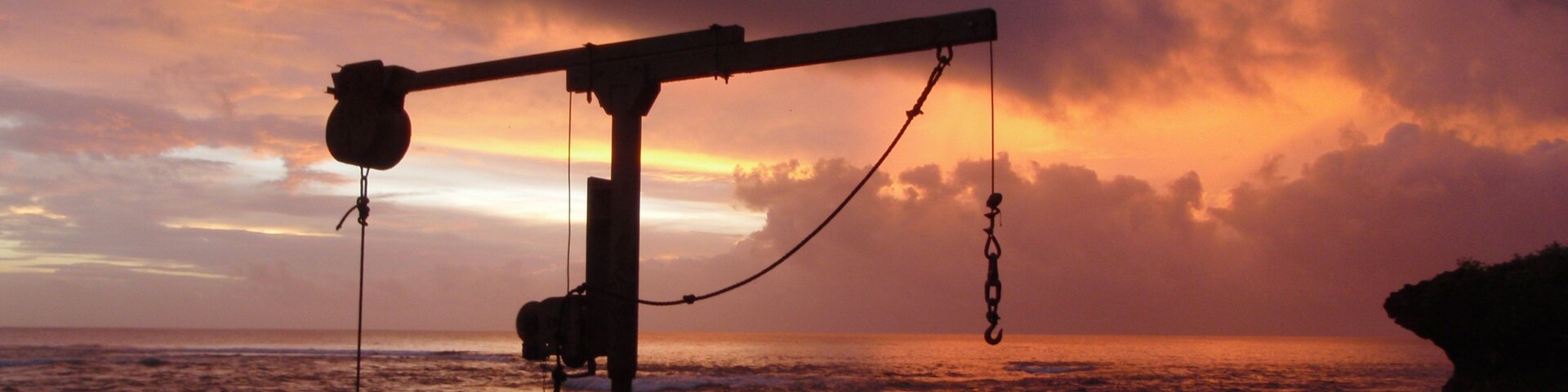 Niue que inclui paisagens litorâneas e um pôr do sol