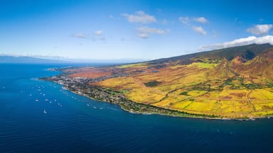 Uma ilha vulcânica com uma vila costeira, rodeada por um oceano azul profundo.