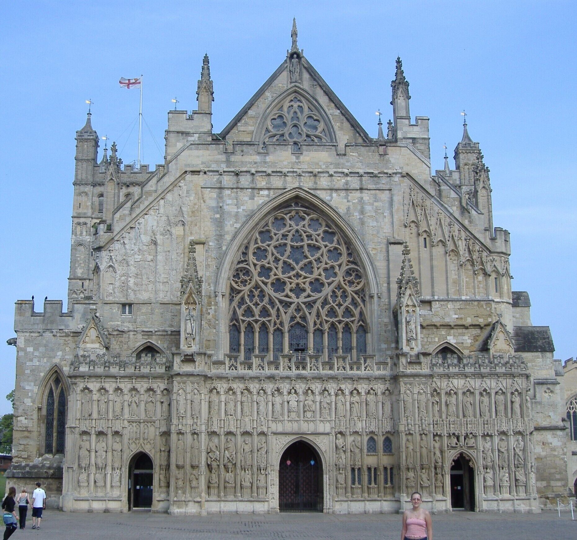 Uma grande catedral gótica com detalhadas esculturas em pedra e um rosário imponente.