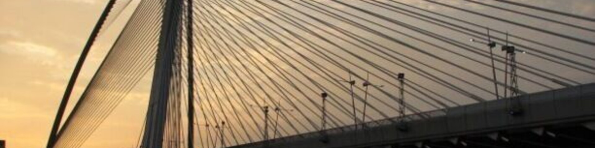 Uma ponte atirantada ao pôr do sol.