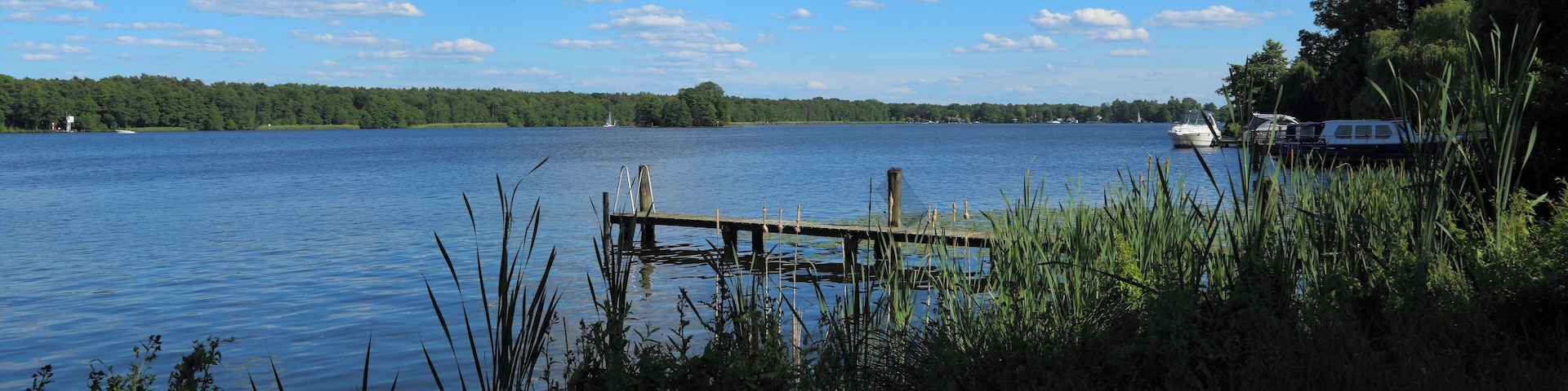 Der Zeuthener See in Zeuthen, Landkreis Dahme-Spreewald, Brandenburg, Deutschland. Das Foto entstand an der Zeuthener Seite mit Blickrichtung Berlin. Die Landesgrenze Berlin-Brandenburg verläuft mitten durch den See.