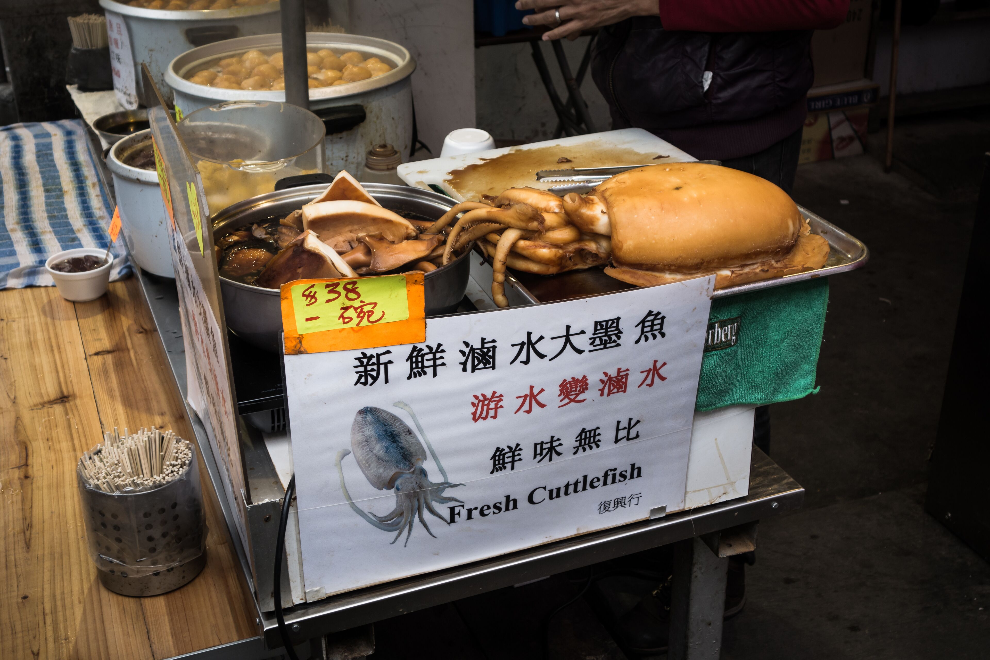 Banca de frutos do mar com um caranguejo grande e uma placa em chinês.