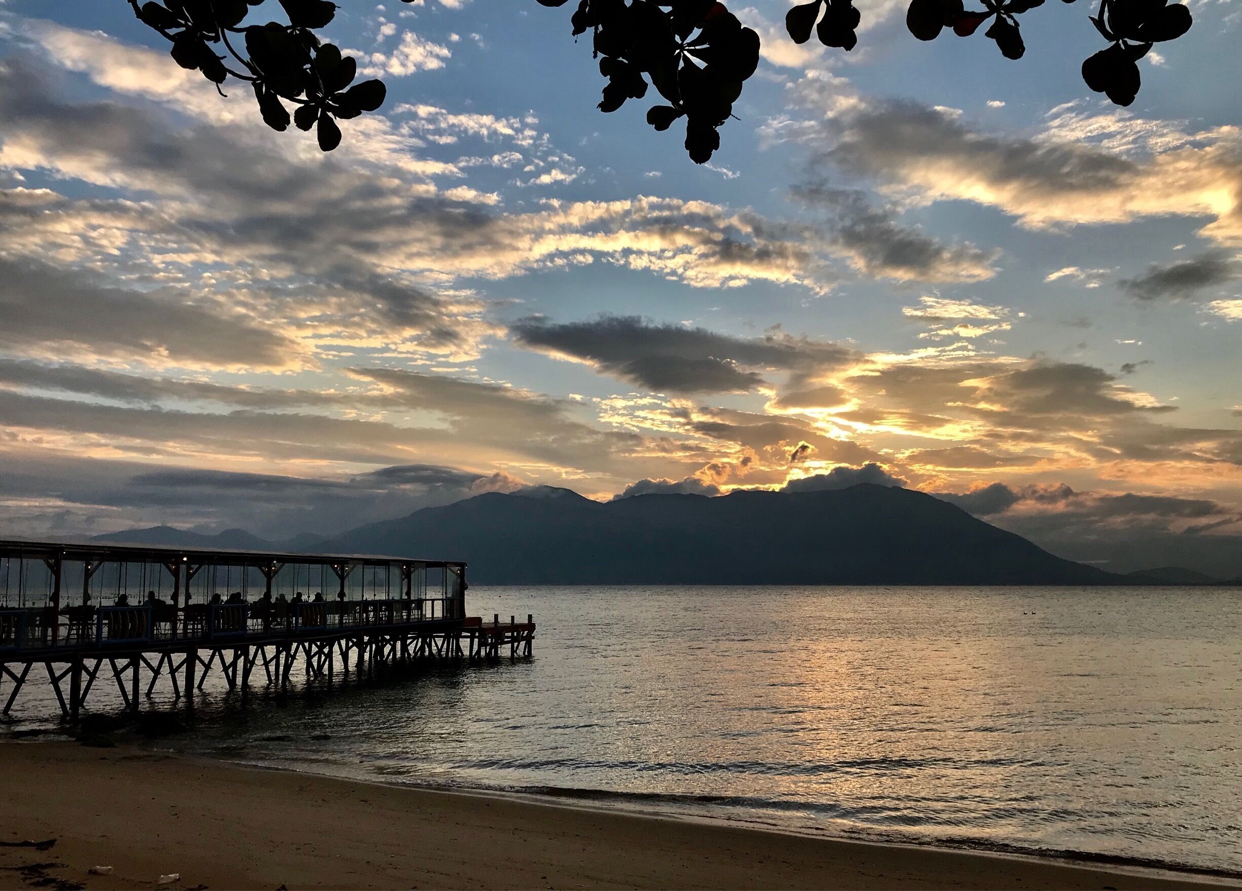 A natureza sempre dá espetáculo ao pôr do sol no Ribeirão da Ilha. Depois da contemplação nada melhor do que jantar em um dos muitos restaurantes de frutos do mar que existem por perto.
#sunset #ribeiraodailha #florianopolis #santacatarina #brasil #TroveonTuesday