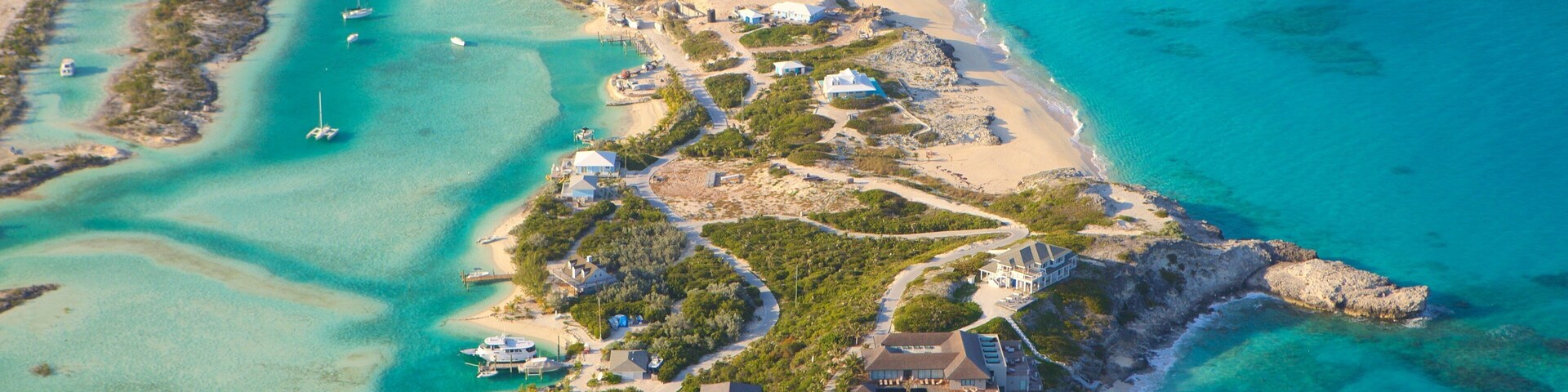 Bahamas caracterizando coral e uma cidade litorânea